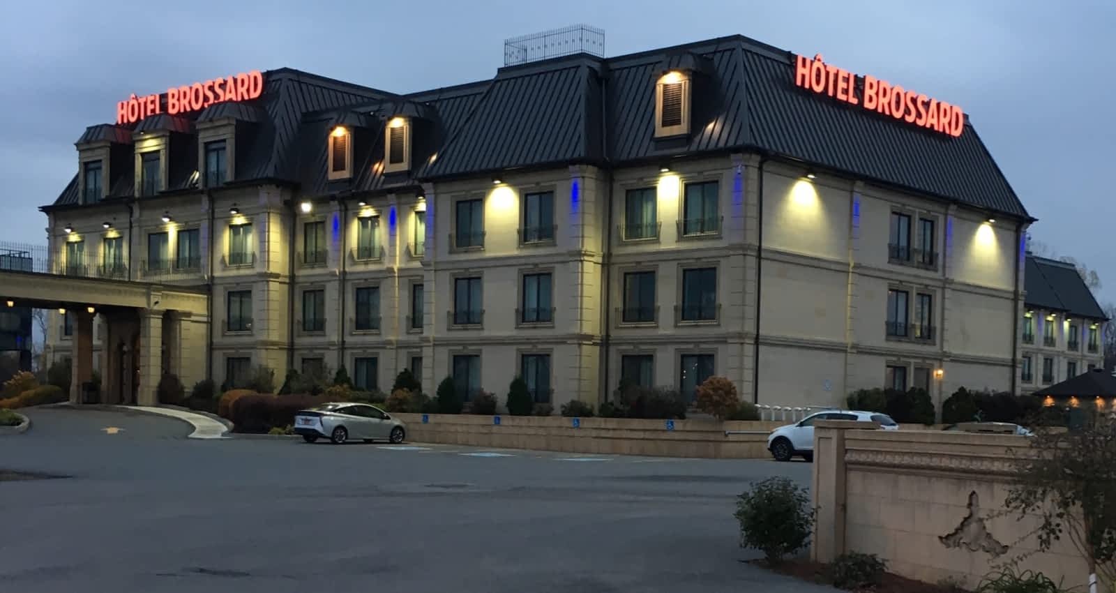 Hôtel Brossard Inc - 7365 boul Marie-Victorin, Brossard, QC