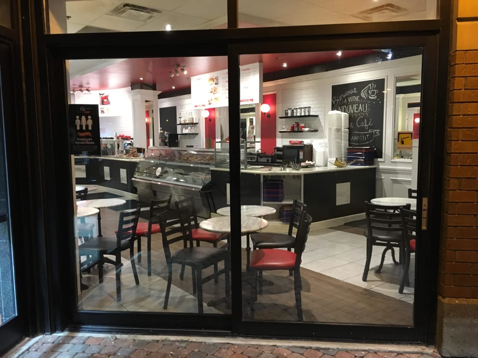 Presse Café - Horaire d'ouverture - 38, Place du Commerce, Montréal, QC