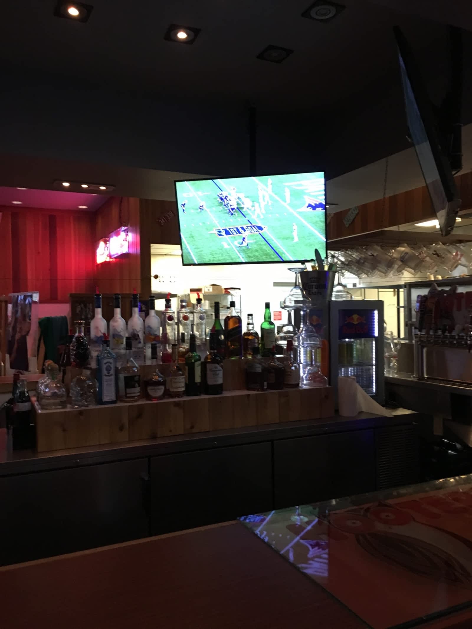 Hooters South Shore - Menu, Hours & Reservation - 3320 boul Taschereau ...