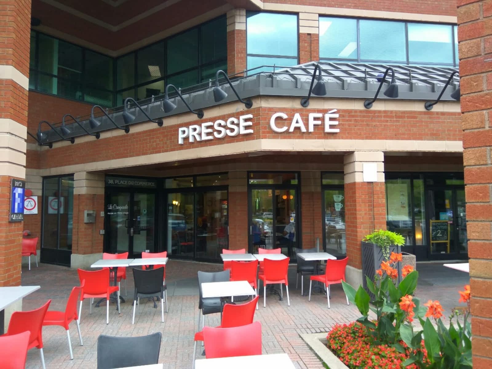 Presse Café - Horaire d'ouverture - 38, Place du Commerce, Montréal, QC